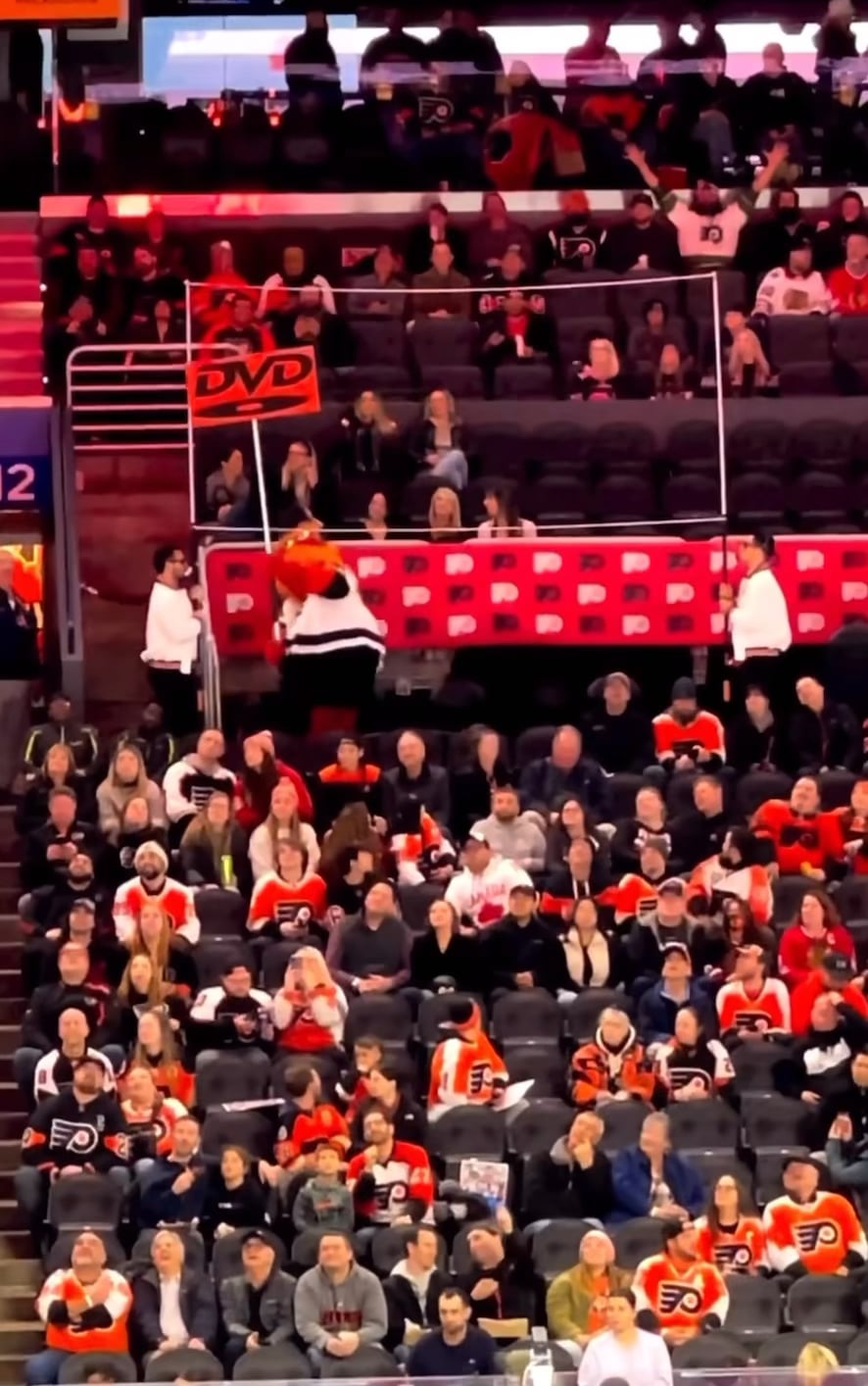 Entertaining Flyers fans - Love NHL